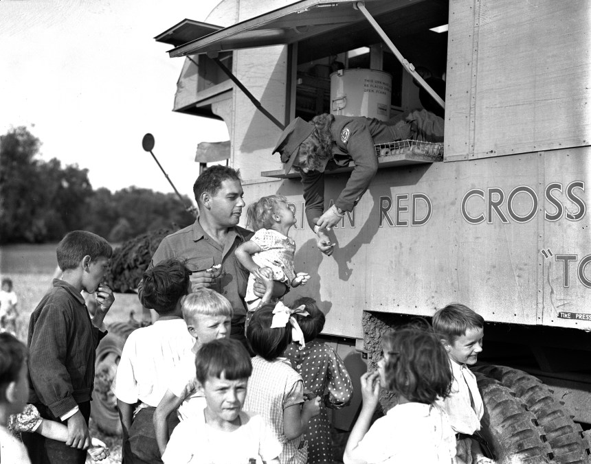 American Red Cross women on the frontlines: World War II clubmobile ...